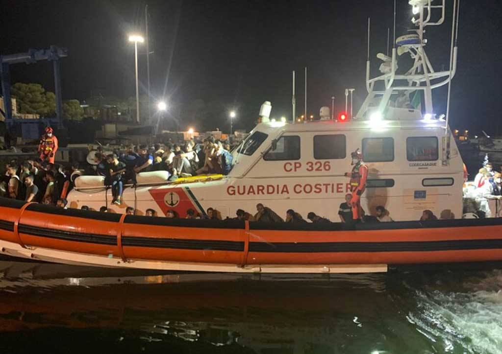 Nuovo sbarco migranti a Roccella Ionica, arrivati in 88 - il Lametino.it Nuovo sbarco migranti a Roccella Ionica, arrivati in 88 - il Lametino.it