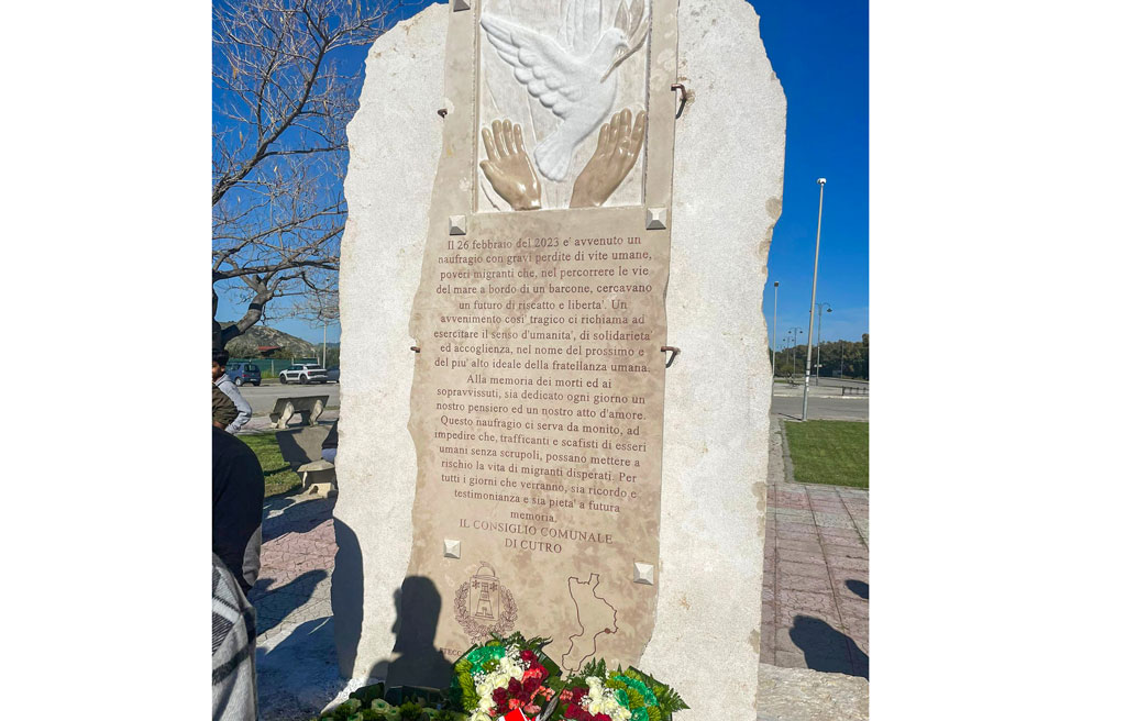 A Cutro inaugurato monumento per le vittime del naufragio: la stele ...