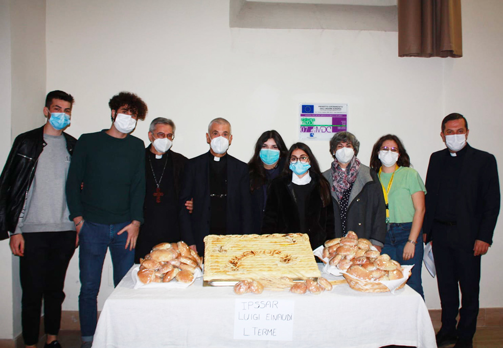 Lamezia, l'istituto Einaudi alla 'V Giornata dei Poveri' organizzata ...