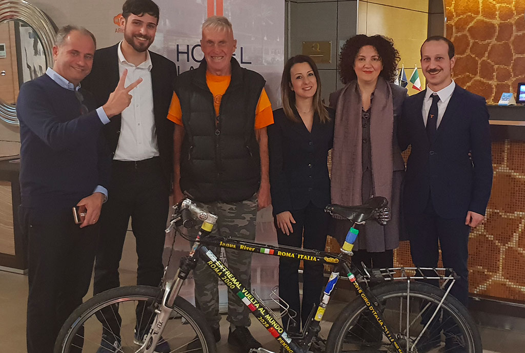 Gira il mondo in bici da 18 anni: il ciclista Janus River fa tappa ...