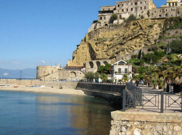 Rischia di annegare per salvare figlio a Pizzo: bagnante pubblica il ... Rischia di annegare per salvare figlio a Pizzo: bagnante pubblica il ...