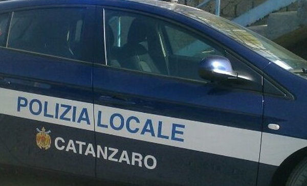 Due vigili urbani di Catanzaro aggrediti da 8 extracomunitari - il ... Due vigili urbani di Catanzaro aggrediti da 8 extracomunitari - il ...