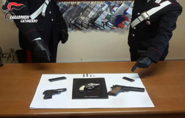 Sorpreso con armi e munizioni illegali, arrestato 61enne a San Sostene ... Sorpreso con armi e munizioni illegali, arrestato 61enne a San Sostene ...