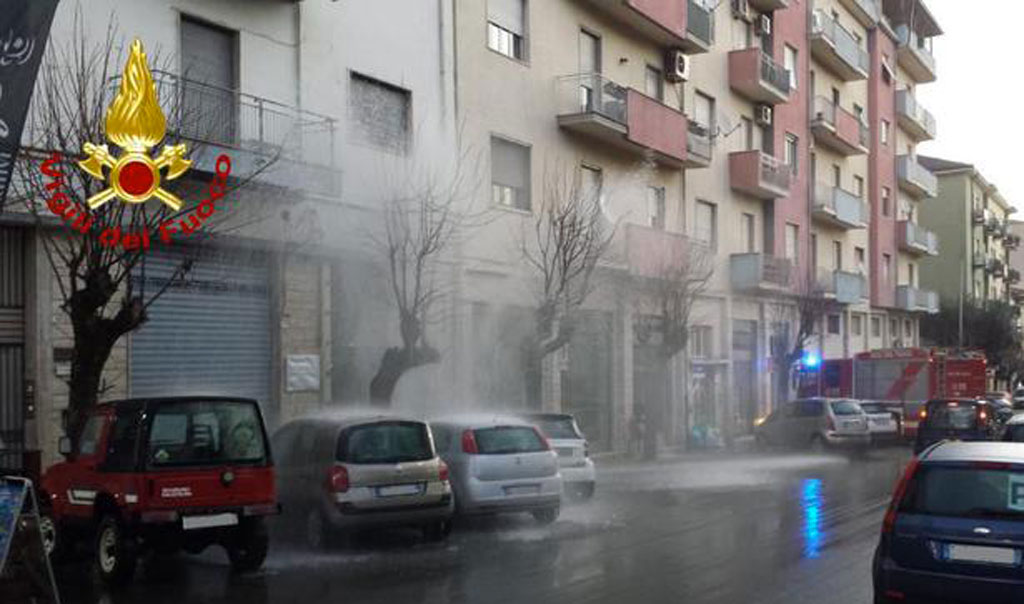Si rompe condotta idrica a Cosenza, allagata strada in centro città ... Si rompe condotta idrica a Cosenza, allagata strada in centro città ...