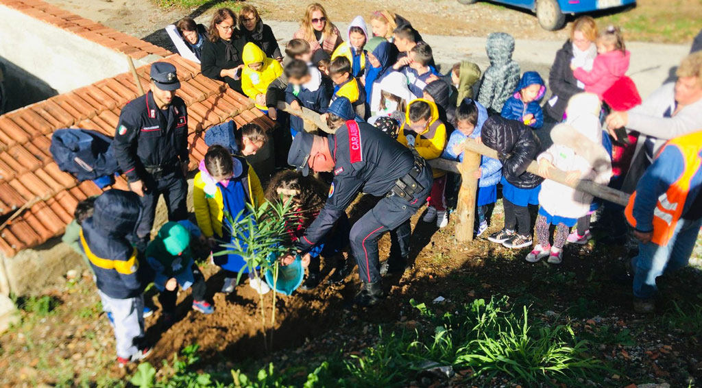 Alunni protagonisti della Festa dell'albero insieme ai carabinieri a ...