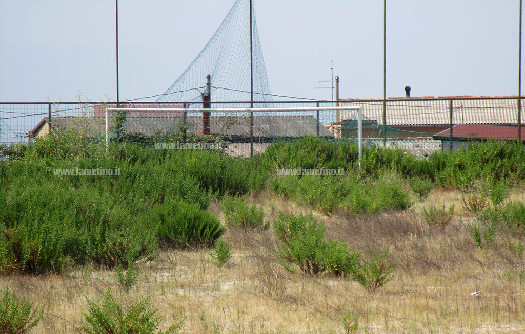 Lamezia, il campetto di Fronti immerso nel degrado fra erbacce e ...