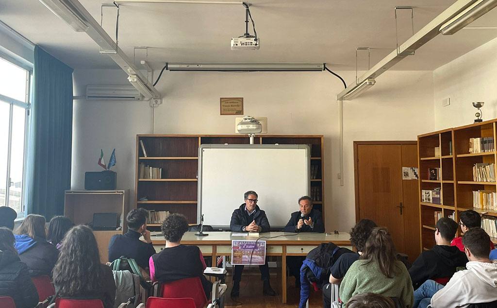 Lamezia, al liceo classico incontro con lo scrittore Cannone: “Scuola come avamposto per ...