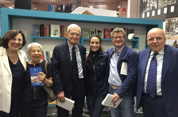 Al Salone del Libro 'La democrazia mafiosa' del lametino Claudio ...