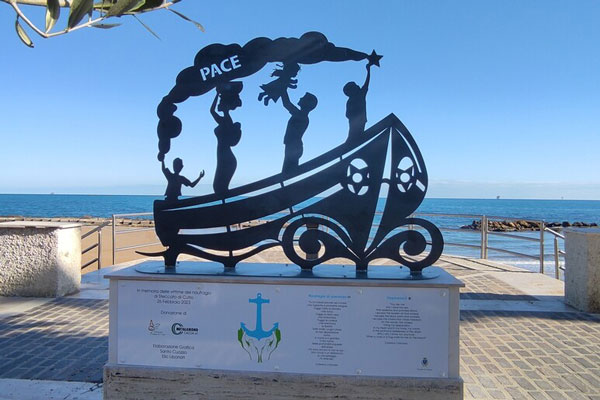 Strage di Cutro, inaugurata stele a ricordo vittime del naufragio sul ...