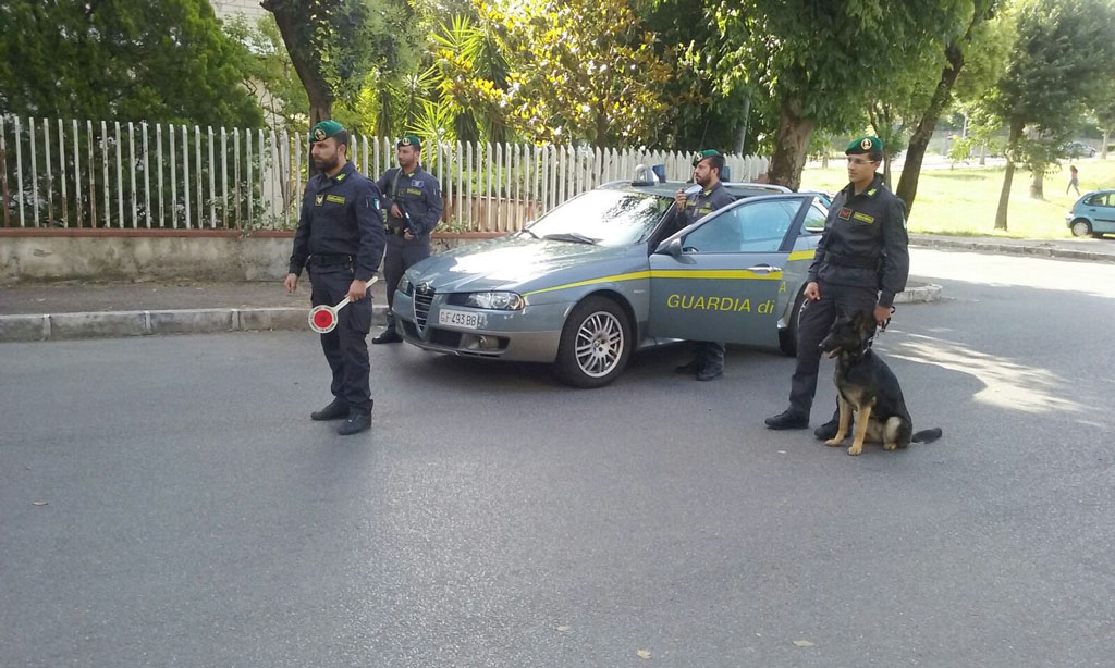 In auto con 134 dosi di eroina, fermati dopo aver tentato la fuga a ... In auto con 134 dosi di eroina, fermati dopo aver tentato la fuga a ...