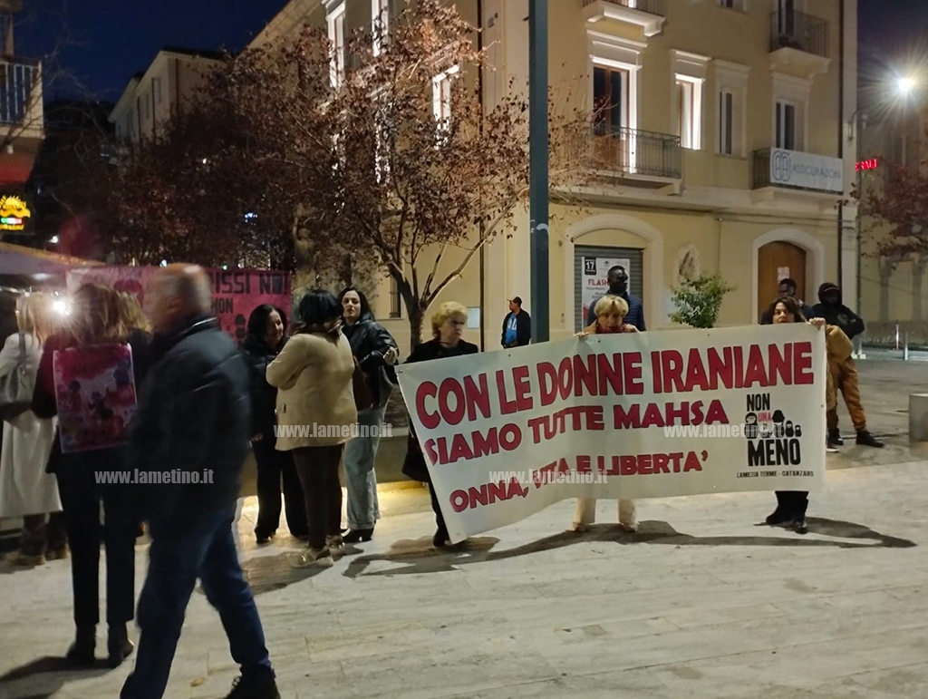 Lamezia, flash-mob contro arresto della donna iraniana Ahoo Daryaei ...