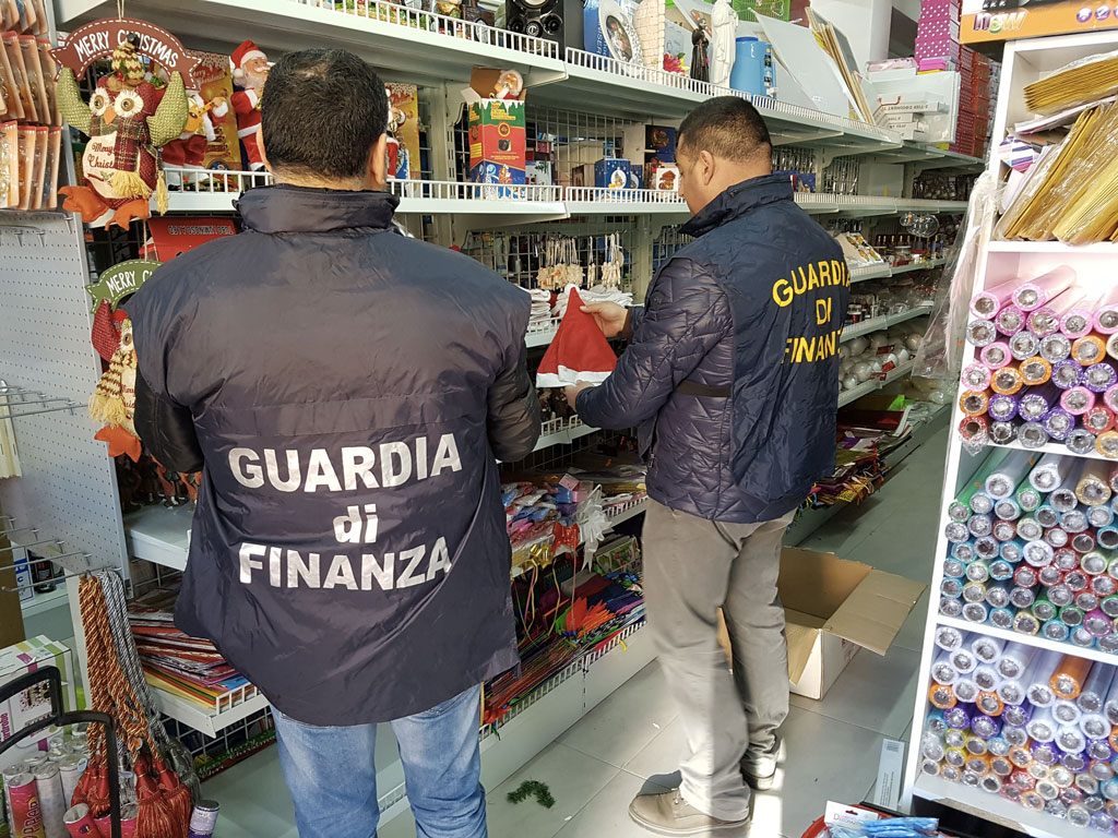 Operazione Luci Di Natale Sequestrate 7 Milioni Di Luminarie E
