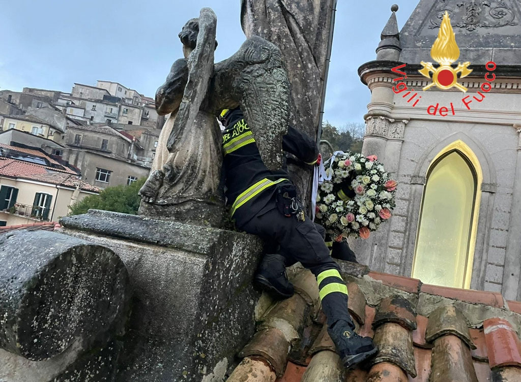 Corona di fiori ai piedi della statua di Maria Santissima Immacolata a ...