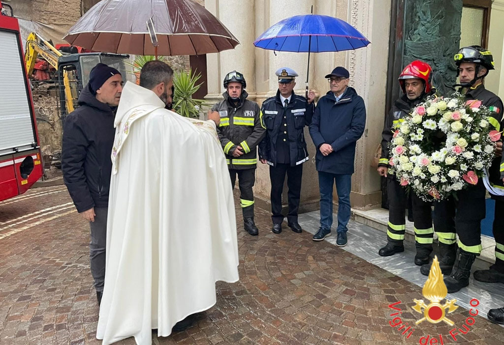 Corona di fiori ai piedi della statua di Maria Santissima Immacolata a ...