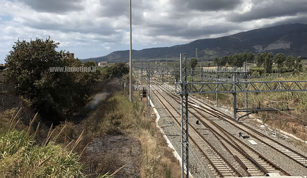 Incendio nei pressi dei binari, circolazione ferroviaria sospesa temporaneamente tra Lamezia e ...