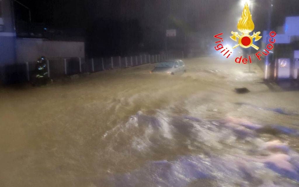 Nubifragio nella notte sulla costa ionica calabrese: anziana salvata ... Nubifragio nella notte sulla costa ionica calabrese: anziana salvata ...