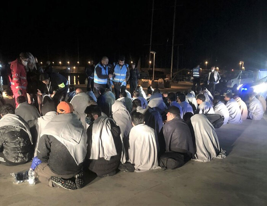 Nuovo sbarco migranti a Roccella Ionica, arrivati in 55 - il Lametino.it Nuovo sbarco migranti a Roccella Ionica, arrivati in 55 - il Lametino.it