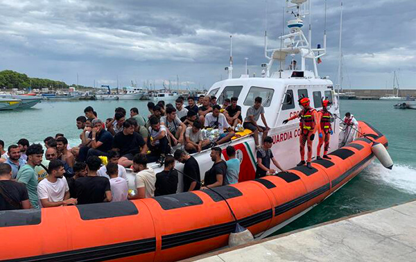 Migranti, nuovo sbarco a Roccella Ionica: arrivati in 100 - il Lametino.it Migranti, nuovo sbarco a Roccella Ionica: arrivati in 100 - il Lametino.it