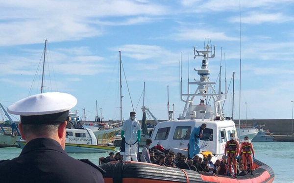 Nuovo sbarco di migranti a Roccella Ionica, arrivati in 80 - il Lametino.it Nuovo sbarco di migranti a Roccella Ionica, arrivati in 80 - il Lametino.it