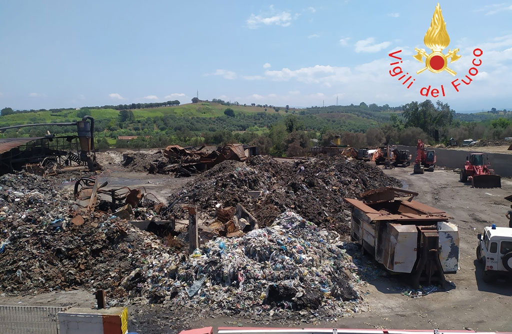 Spento grosso incendio in un deposito a Palmi, divampava da sette ...