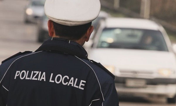 Vigili aggrediti mentre stavano multando auto in divieto di sosta a ... Vigili aggrediti mentre stavano multando auto in divieto di sosta a ...