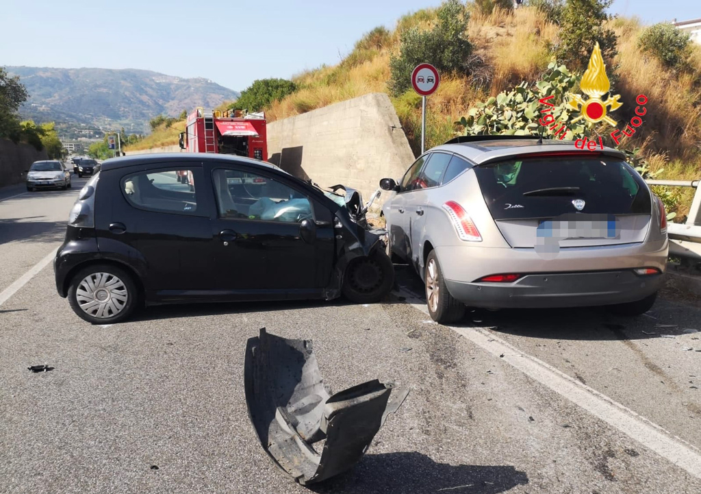 Scontro tra auto a Soverato, 2 feriti: interviene elisoccorso - il ...