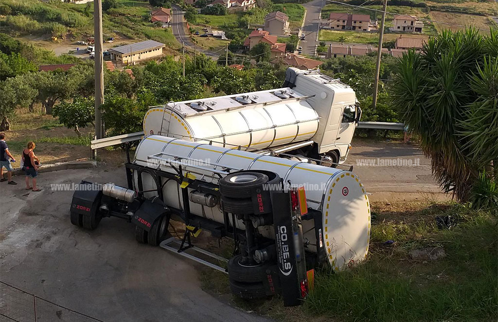 Rimorchio di un tir si ribalta a Falerna, carico di olio finisce sull ... Rimorchio di un tir si ribalta a Falerna, carico di olio finisce sull ...