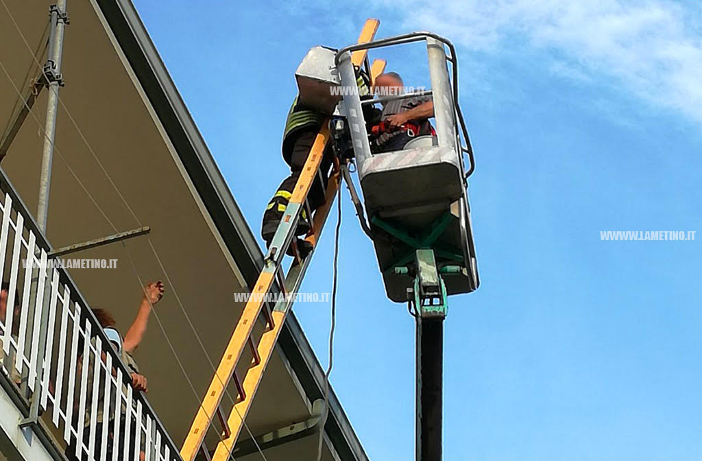 Lamezia: operai bloccati su cestello aereo, soccorsi da vigili del ...