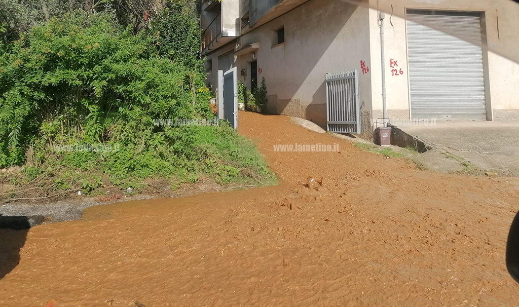 Lamezia, perdita idrica su via Marconi e strada invasa dal fango ... Lamezia, perdita idrica su via Marconi e strada invasa dal fango ...