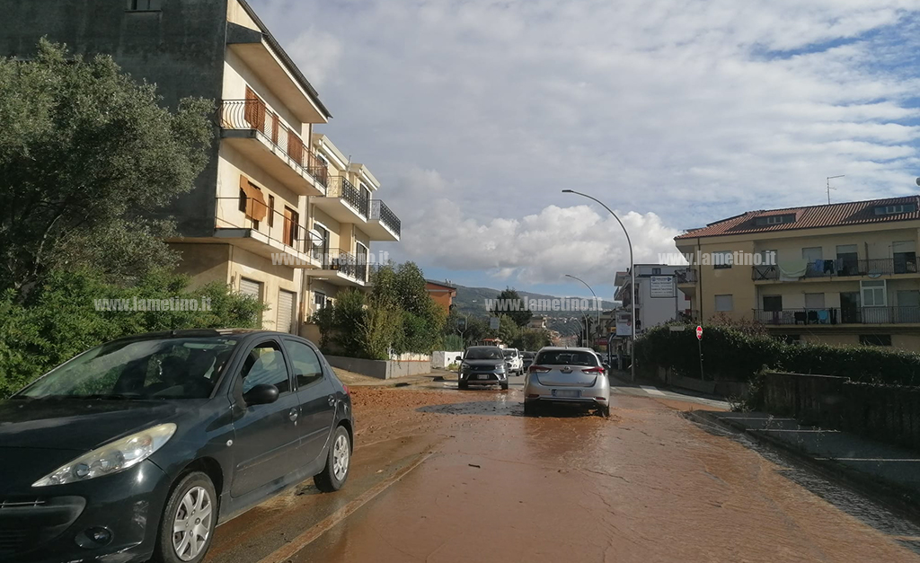 Lamezia, perdita idrica su via Marconi e strada invasa dal fango ... Lamezia, perdita idrica su via Marconi e strada invasa dal fango ...
