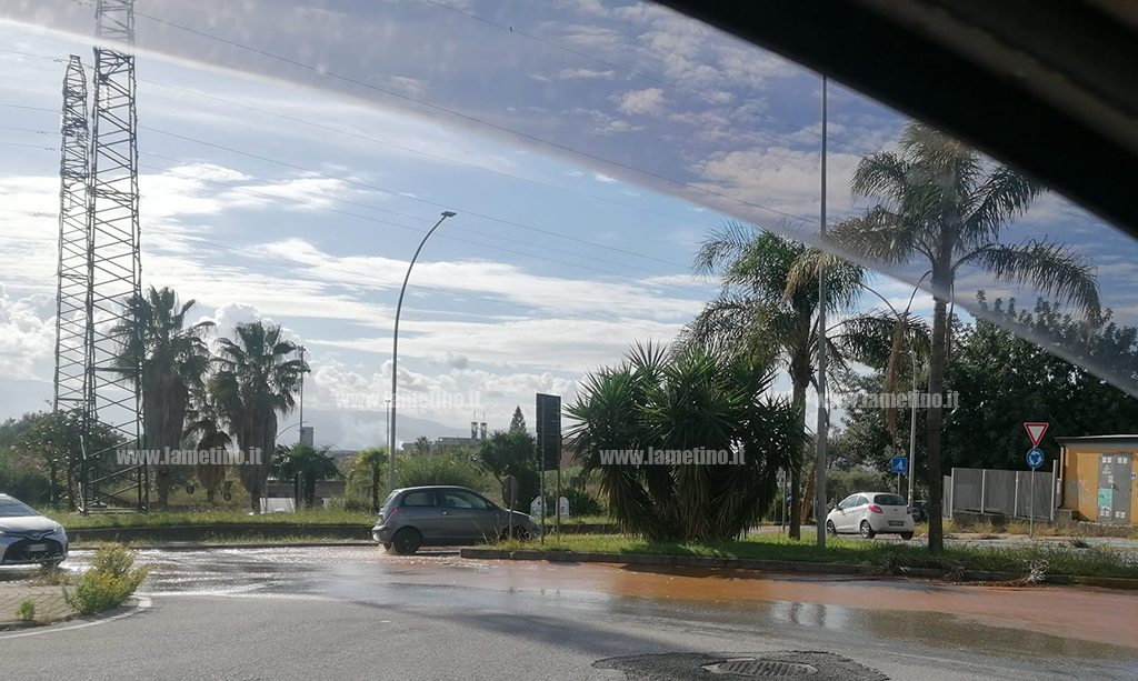 Lamezia, perdita idrica su via Marconi e strada invasa dal fango ... Lamezia, perdita idrica su via Marconi e strada invasa dal fango ...
