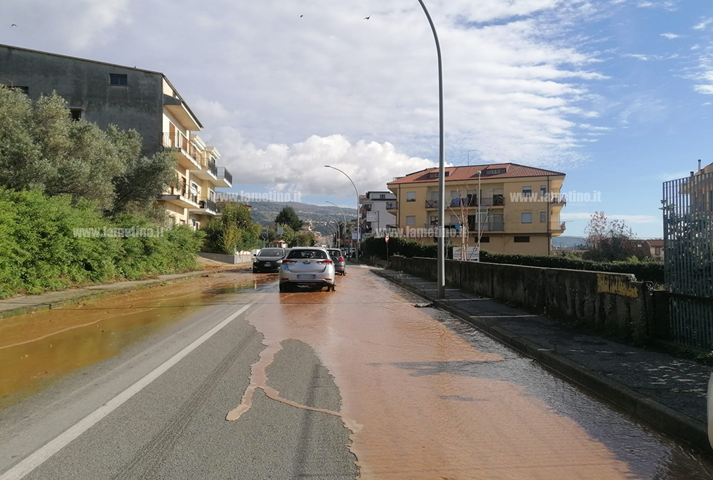 Lamezia, perdita idrica su via Marconi e strada invasa dal fango ... Lamezia, perdita idrica su via Marconi e strada invasa dal fango ...