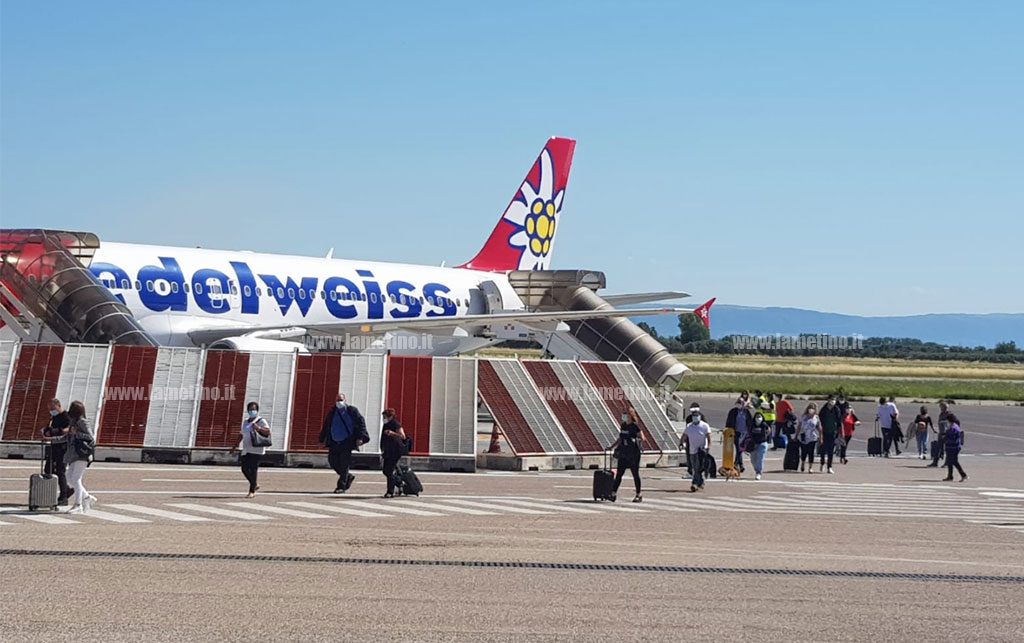 Lamezia, atterrato primo volo da Zurigo dopo la ripresa delle attività ...