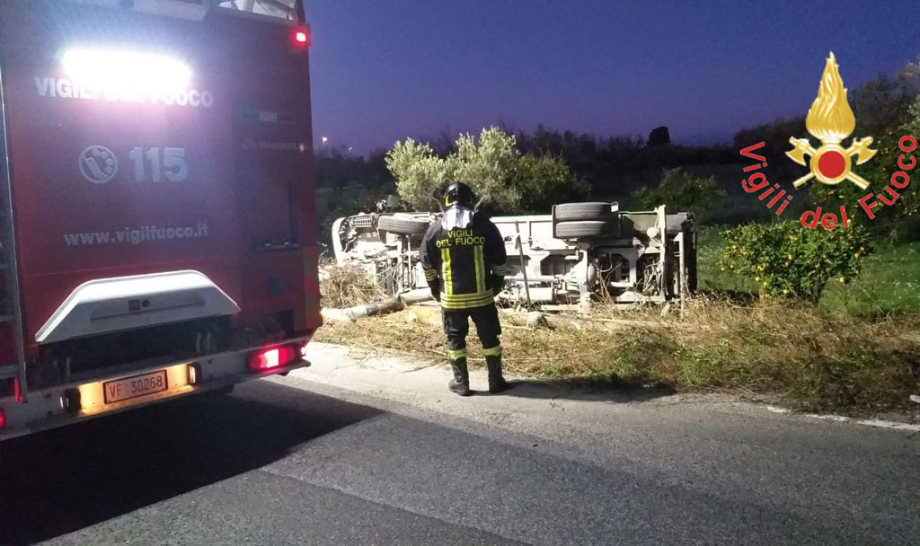 Camion si ribalta a Sellia Marina, ferito conducente - il Lametino.it